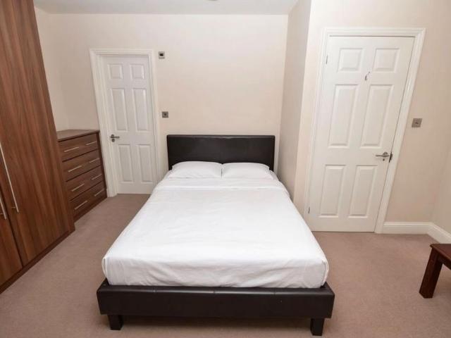 1 bedroom in a house share to rent