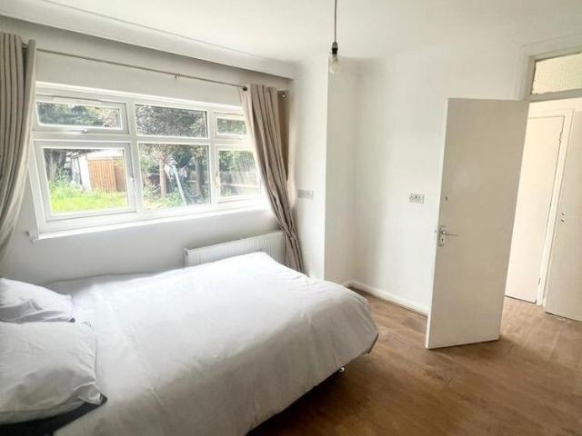 1 bedroom in a house share to rent