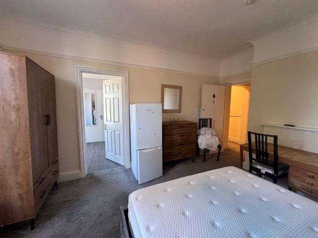 1 bedroom in a house share to rent