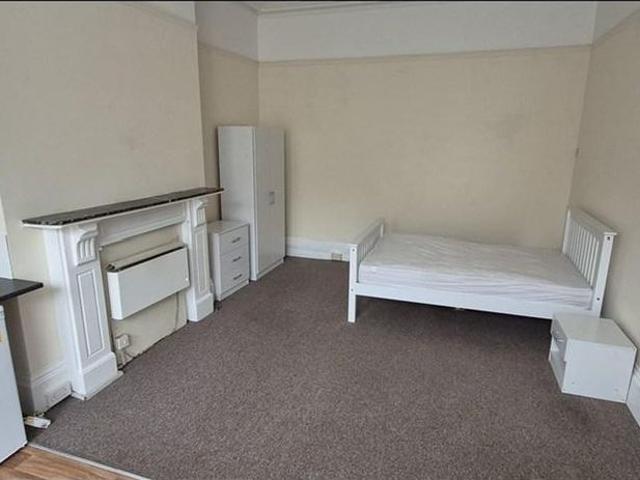1 bedroom in a house share to rent