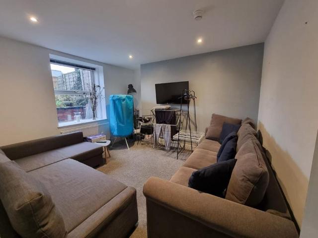 1 bedroom in a house share to rent
