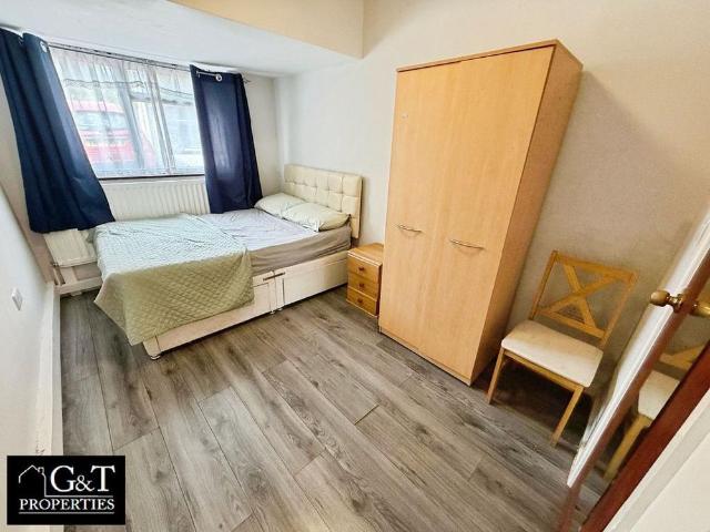 1 bedroom in a house share to rent