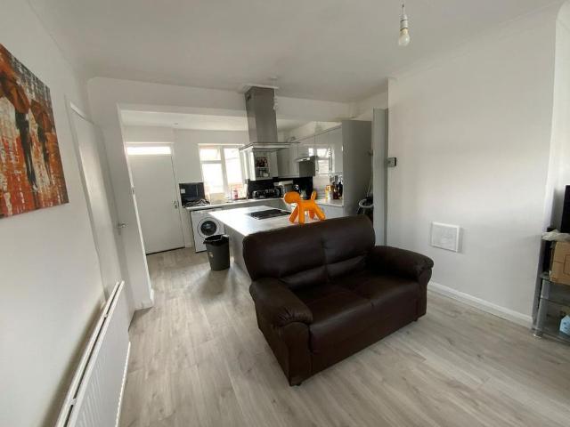 1 bedroom in a house share to rent