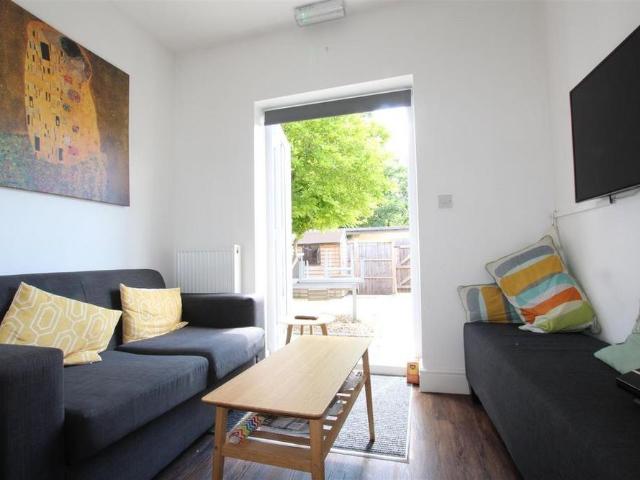 1 bedroom in a house share to rent