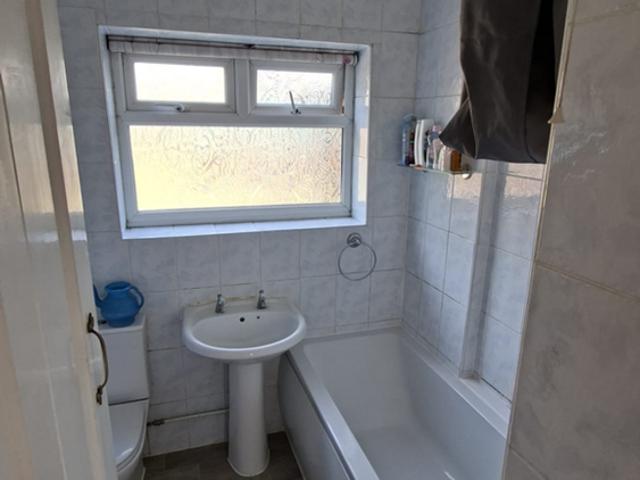 1 bedroom in a house share to rent