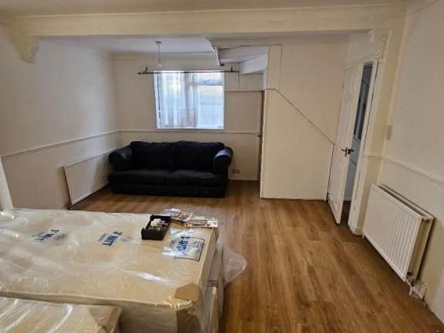 1 bedroom in a house share to rent