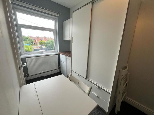 1 bedroom in a house share to rent