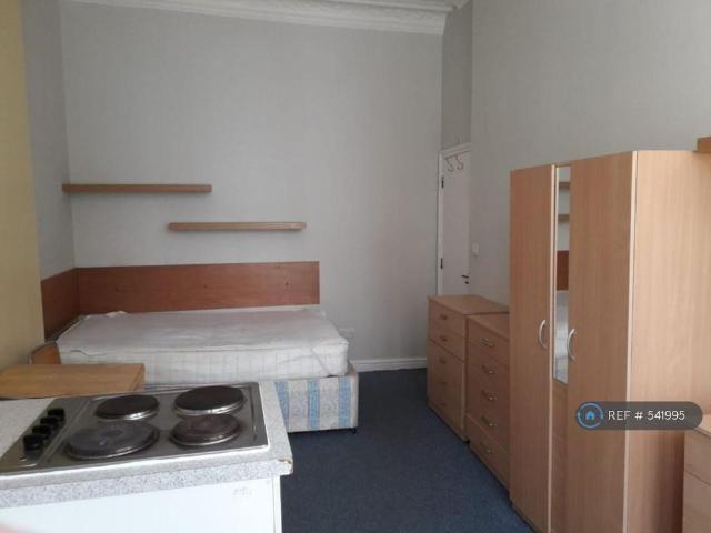1 bedroom in a house share to rent