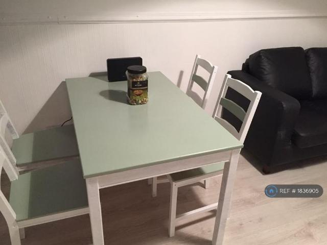 1 bedroom in a house share to rent