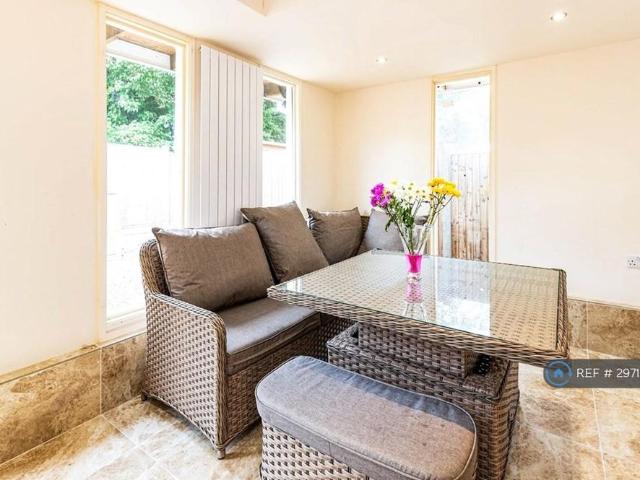 1 bedroom in a house share to rent