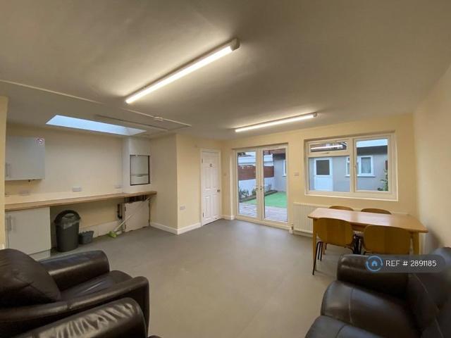 1 bedroom in a house share to rent