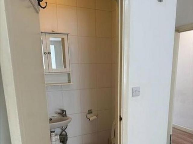 1 bedroom in a house share to rent