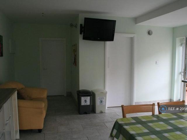 1 bedroom in a house share to rent