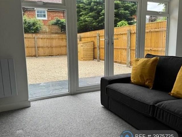 1 bedroom in a house share to rent