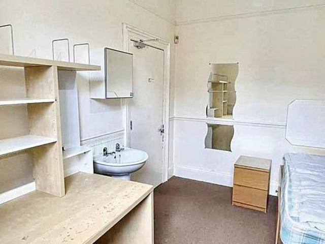 1 bedroom in a house share to rent