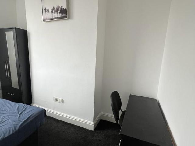 1 bedroom in a house share to rent