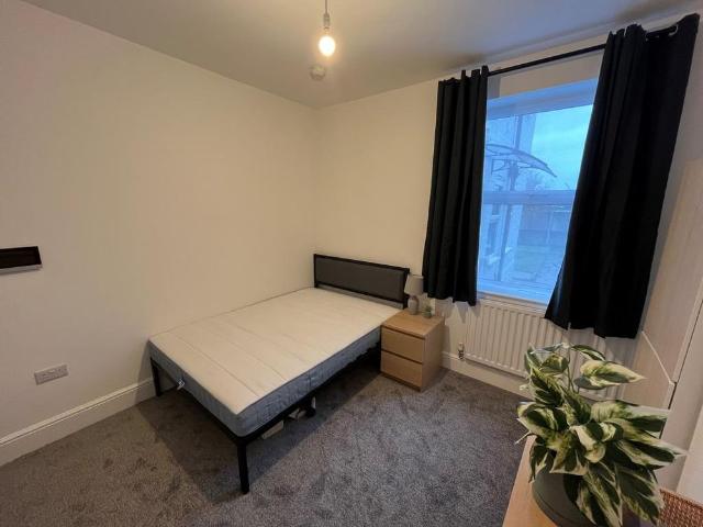 1 bedroom in a house share to rent