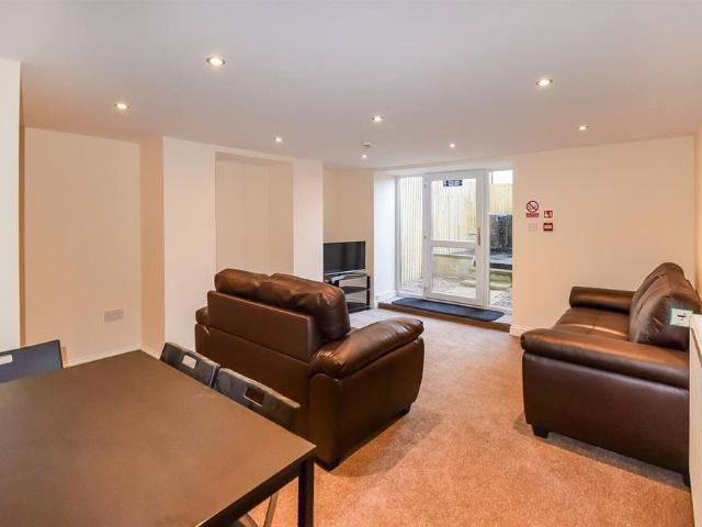 1 bedroom in a house share to rent