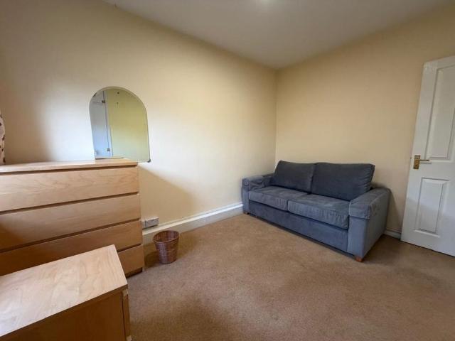 1 bedroom in a house share to rent