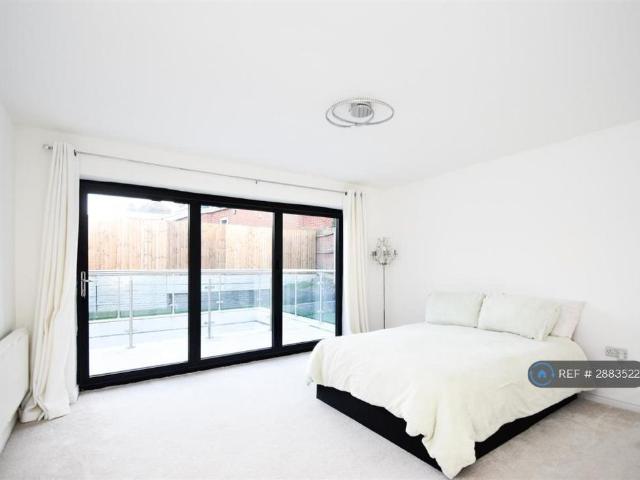 1 bedroom in a house share to rent