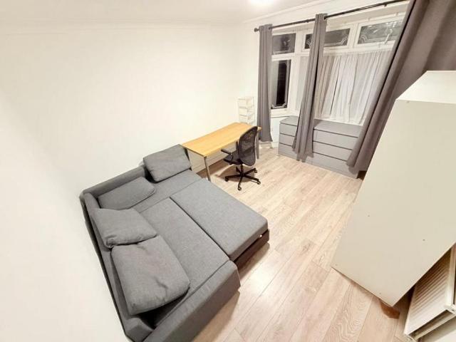 1 bedroom in a house share to rent