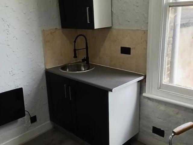 1 bedroom in a house share to rent