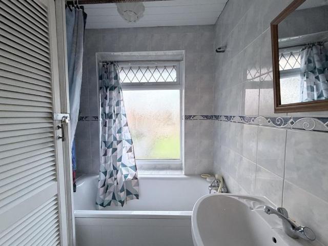 1 bedroom in a house share to rent