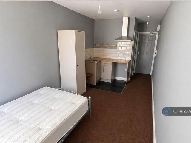 1 bedroom in a house share to rent
