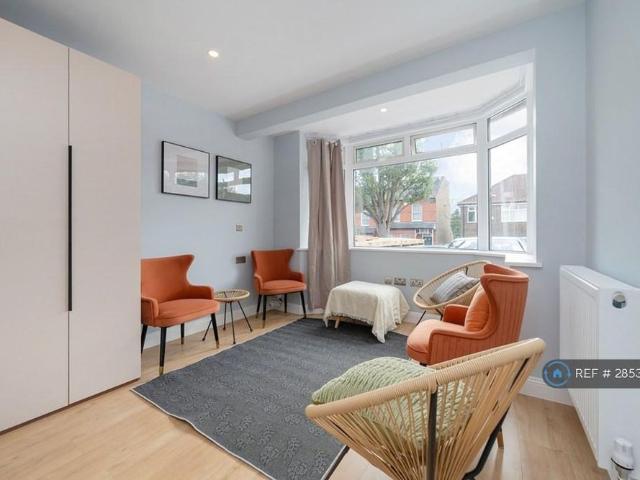 1 bedroom in a house share to rent
