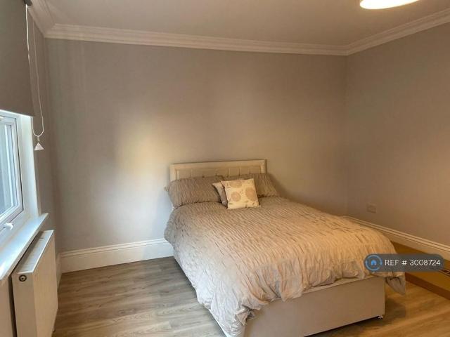 1 bedroom in a house share to rent