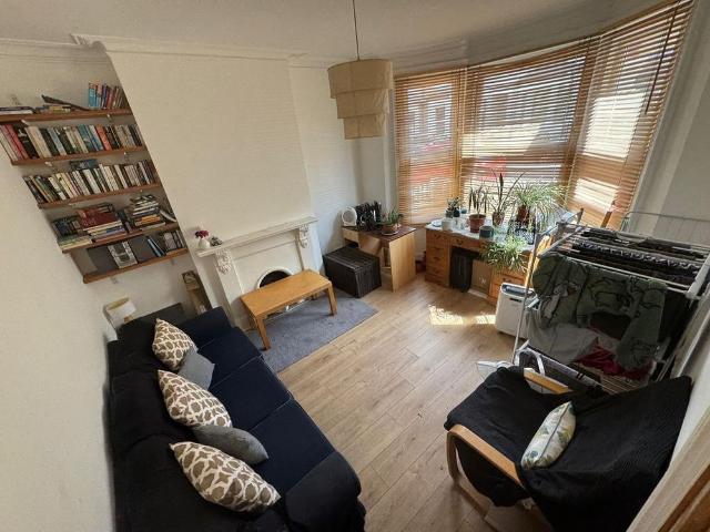 1 bedroom in a house share to rent