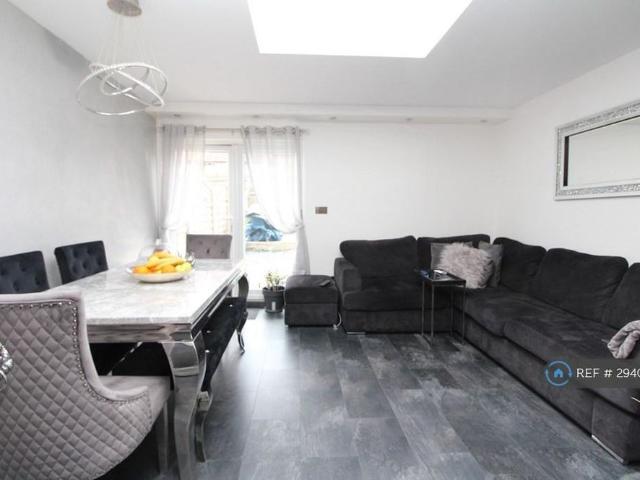 1 bedroom in a house share to rent