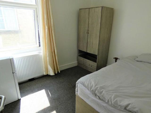 1 bedroom in a house share to rent
