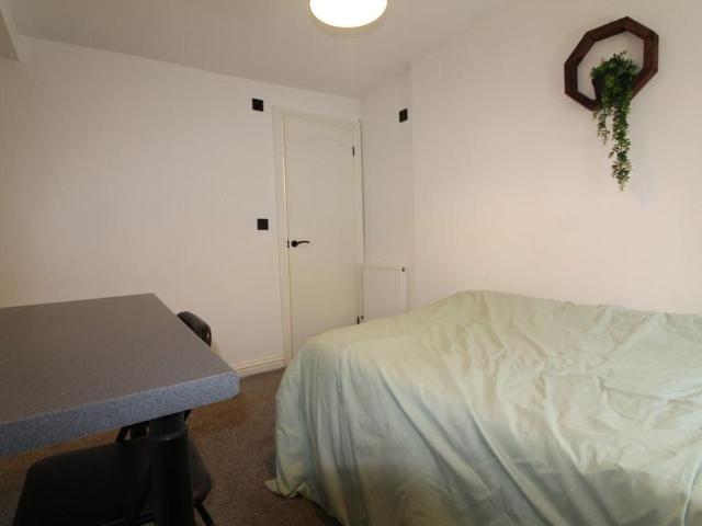 1 bedroom in a house share to rent