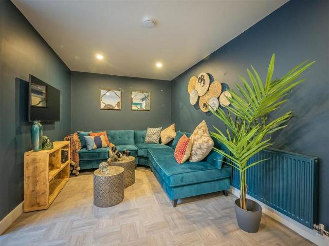 1 bedroom in a house share to rent