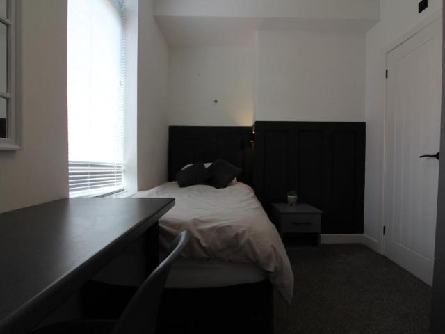 1 bedroom in a house share to rent