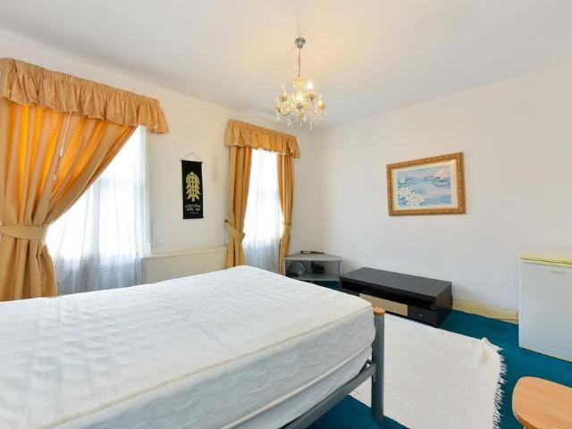 1 bedroom in a house share to rent