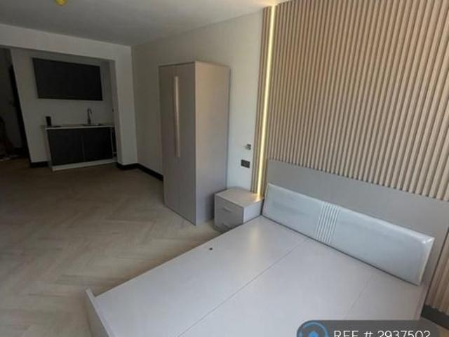 1 bedroom in a house share to rent