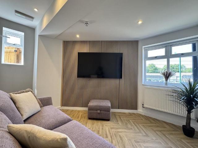 1 bedroom in a house share to rent