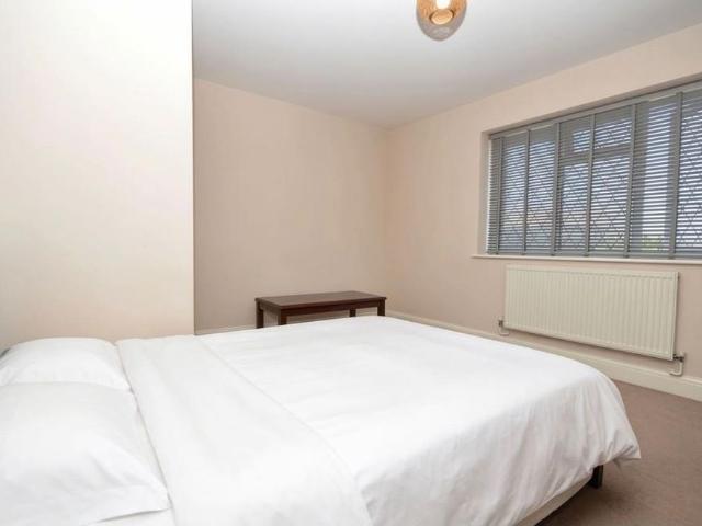 1 bedroom in a house share to rent