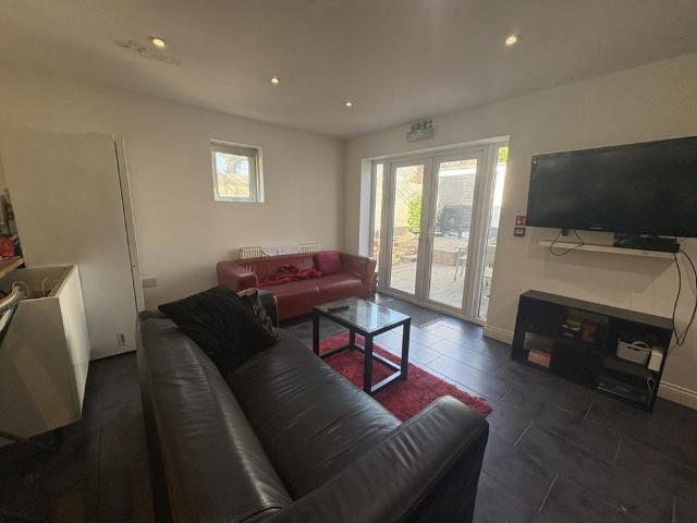 1 bedroom in a house share to rent