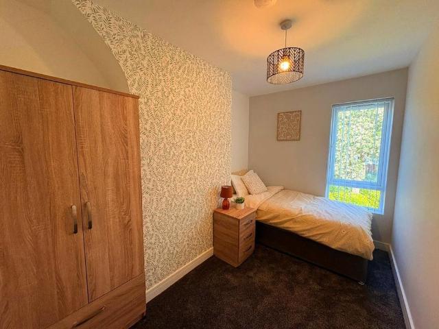 1 bedroom in a house share to rent