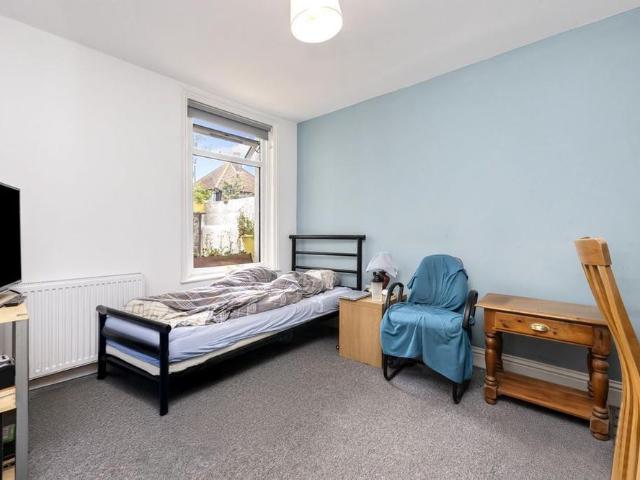 1 bedroom in a house share to rent
