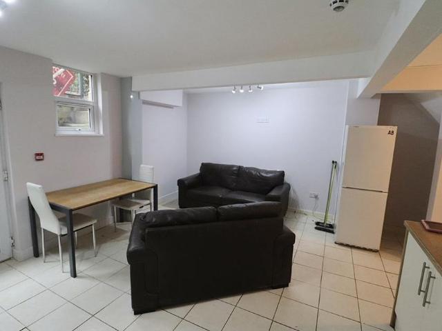 1 bedroom in a house share to rent