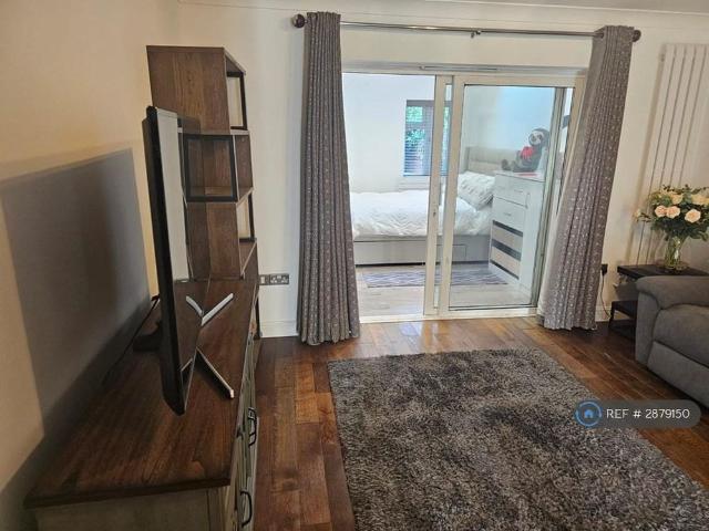 1 bedroom in a house share to rent