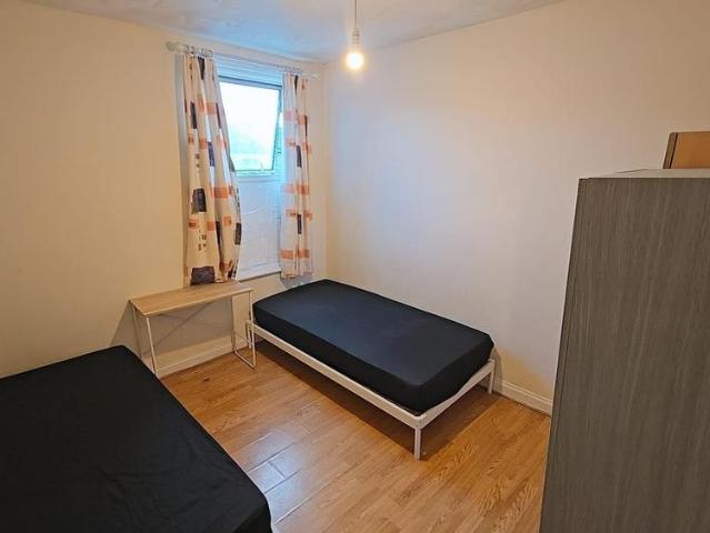 1 bedroom in a house share to rent