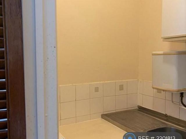 1 bedroom in a house share to rent