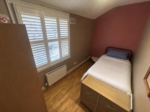 1 bedroom in a house share to rent