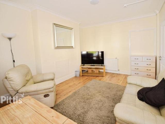 1 bedroom in a house share to rent