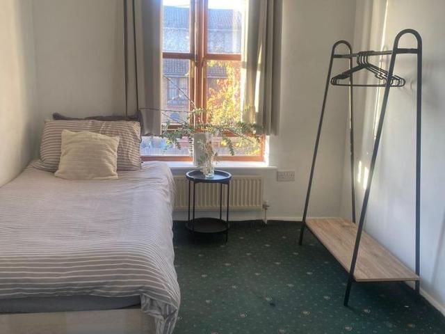 1 bedroom in a house share to rent